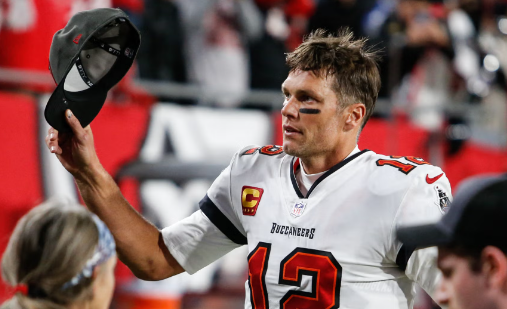 Tom Brady Flaunts Toned Physique in Shirtless Exercise Session – Hell ...